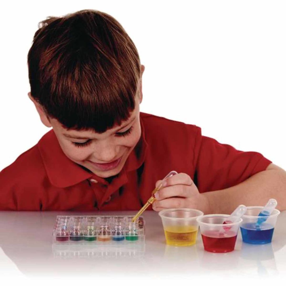 Color Mixing Green - Make the Leaf Activity - 7 Days of Play