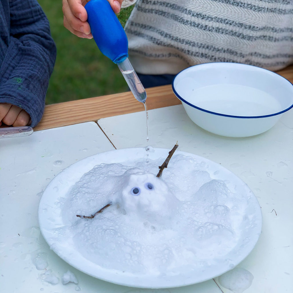 Winter Science Experiment - Fizzy Snowman - 7 Days of Play